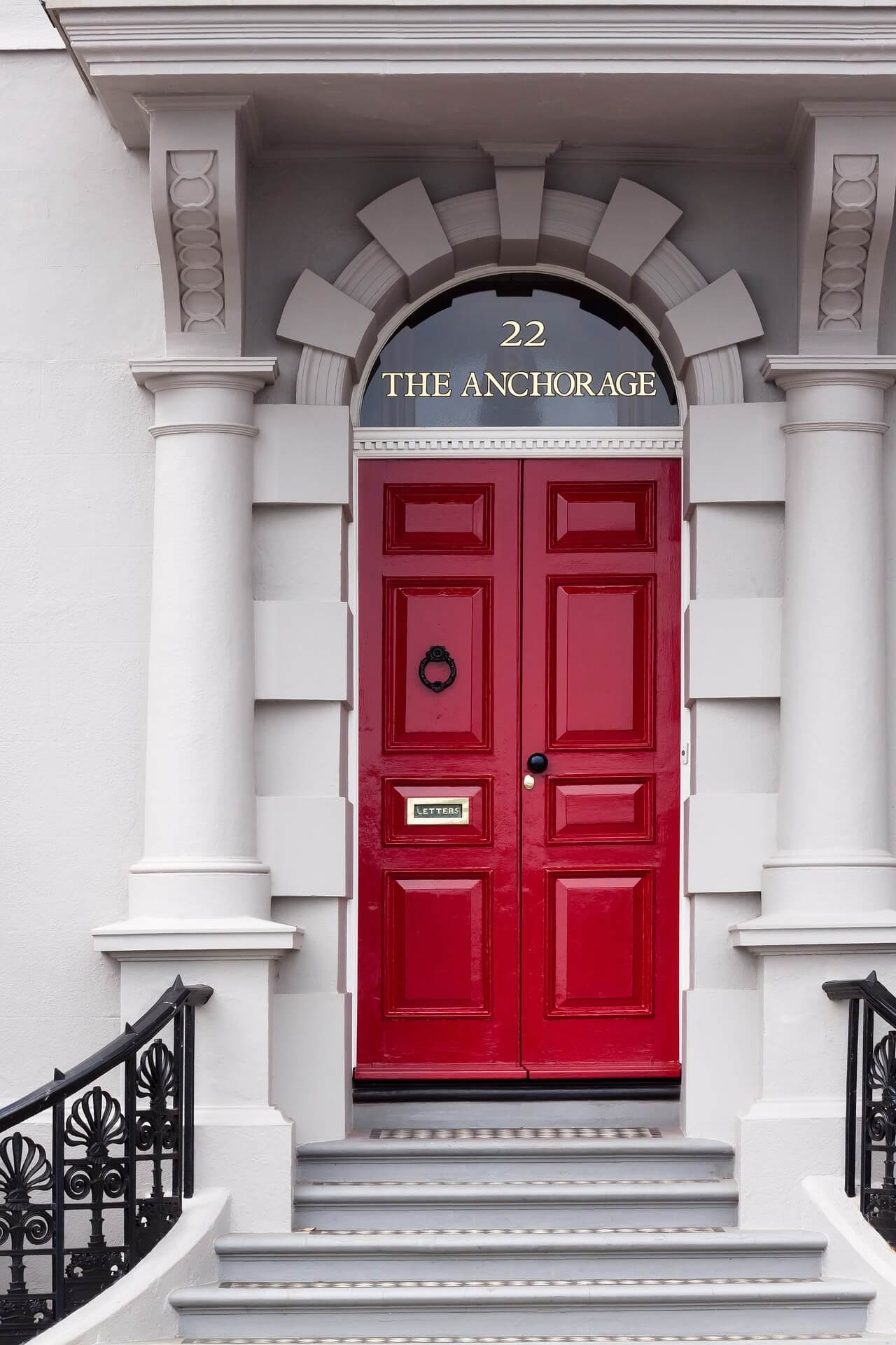 Welcome Home: Stunning Red Front Door Paint Colors - izzy-living.com