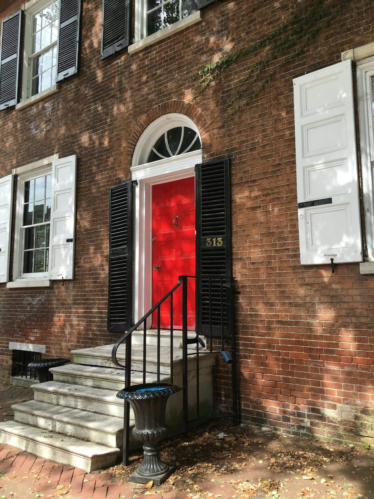 Welcome Home: Stunning Red Front Door Paint Colors - izzy-living.com