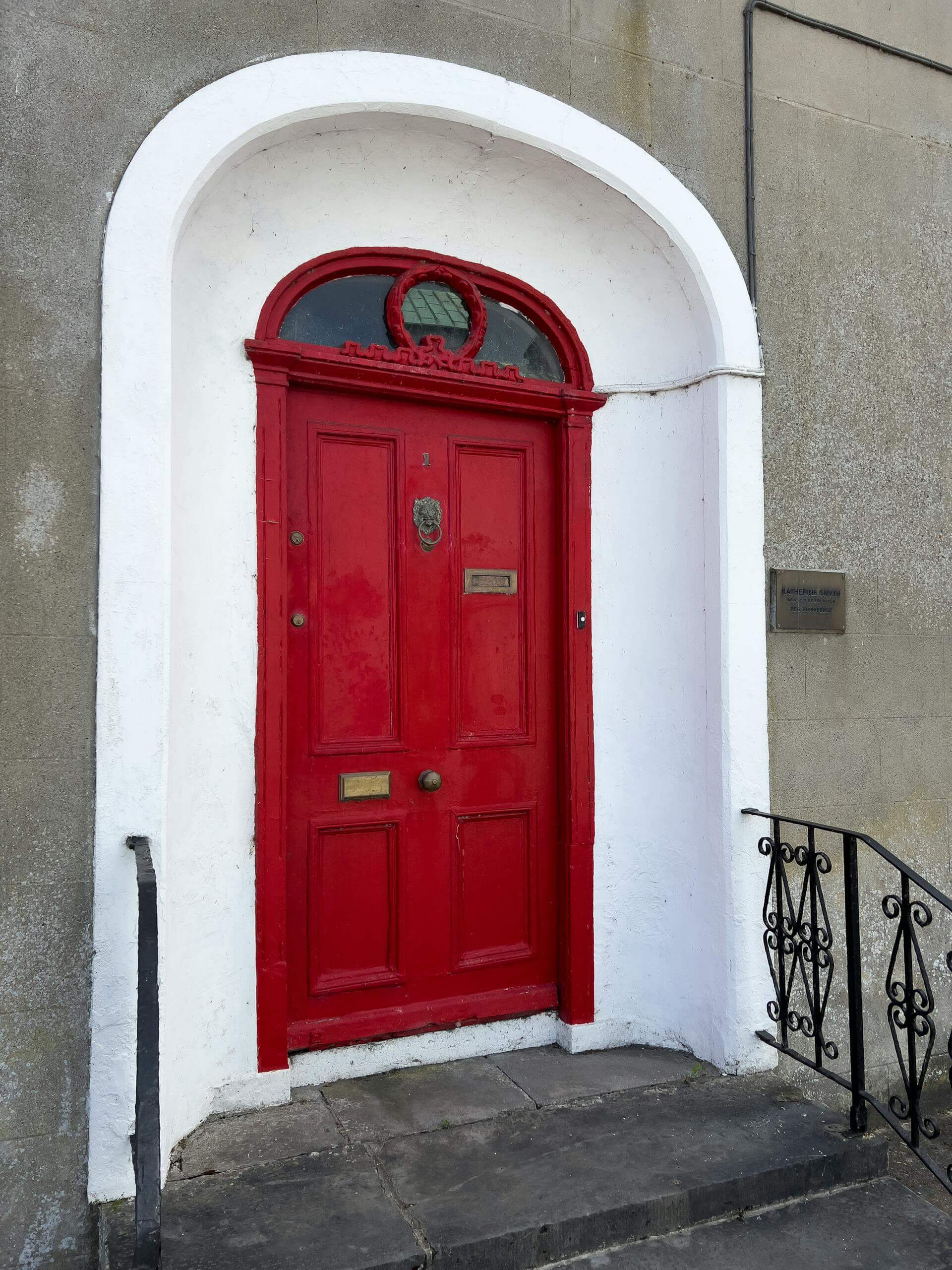 Welcome Home: Stunning Red Front Door Paint Colors - izzy-living.com