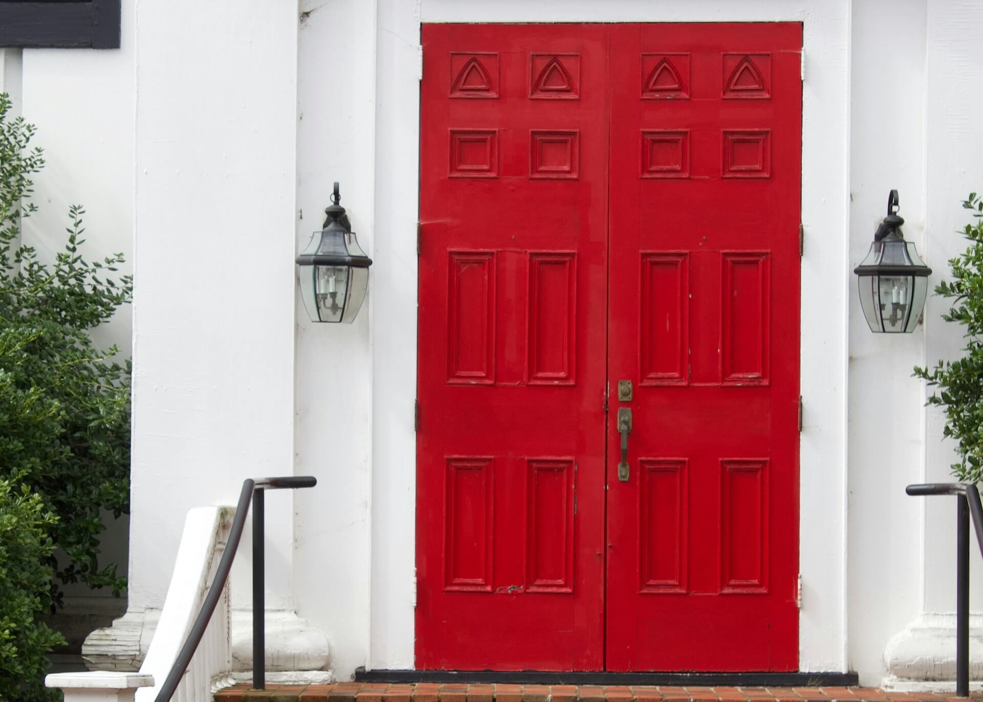 Welcome Home: Stunning Red Front Door Paint Colors - izzy-living.com