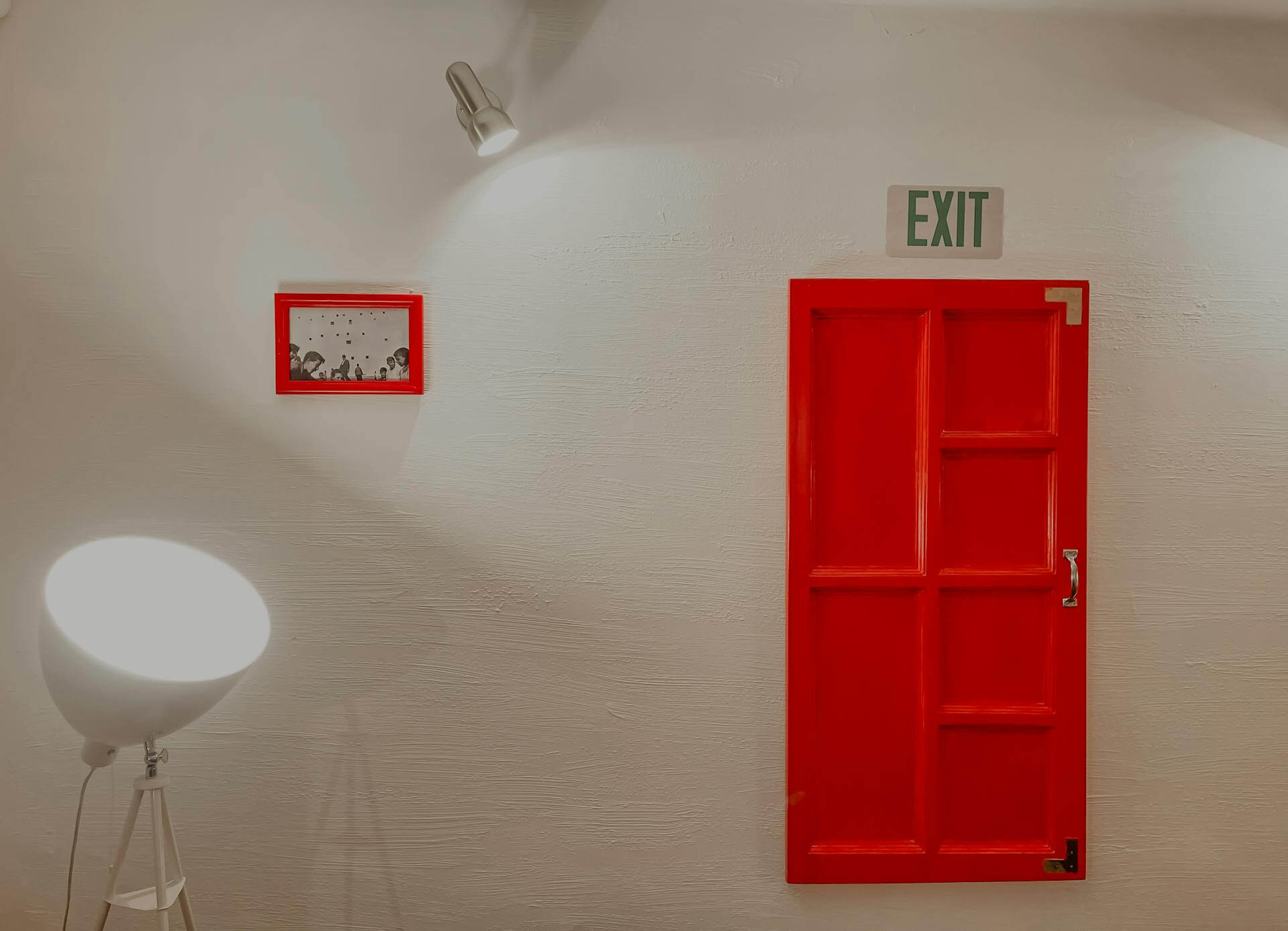 Welcome Home: Stunning Red Front Door Paint Colors - izzy-living.com
